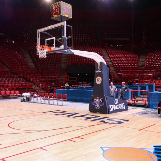 SPALDING PORTABLE BACKSTOP - PROFESSIONAL BASKETBALL BACKSTOP