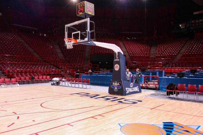 SPALDING PORTABLE BACKSTOP - PROFESSIONAL BASKETBALL BACKSTOP
