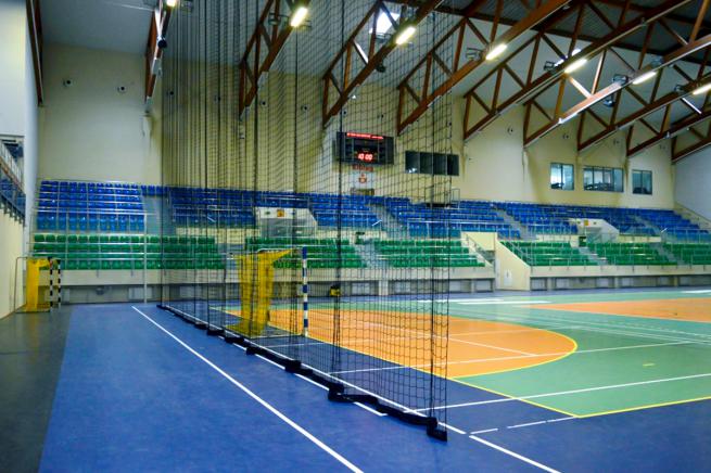 BALL CATCHING NETS BEHIND HANDBALL GOALS