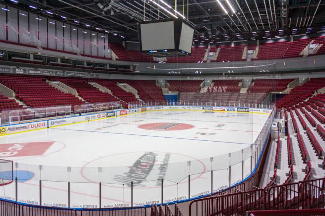 Barrier netting for ice rinks