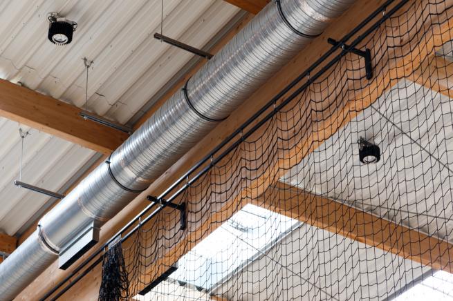 STRUCTURE FOR MOUNTING AND ELECTRIC SLIDING BALL CATCHING NETS