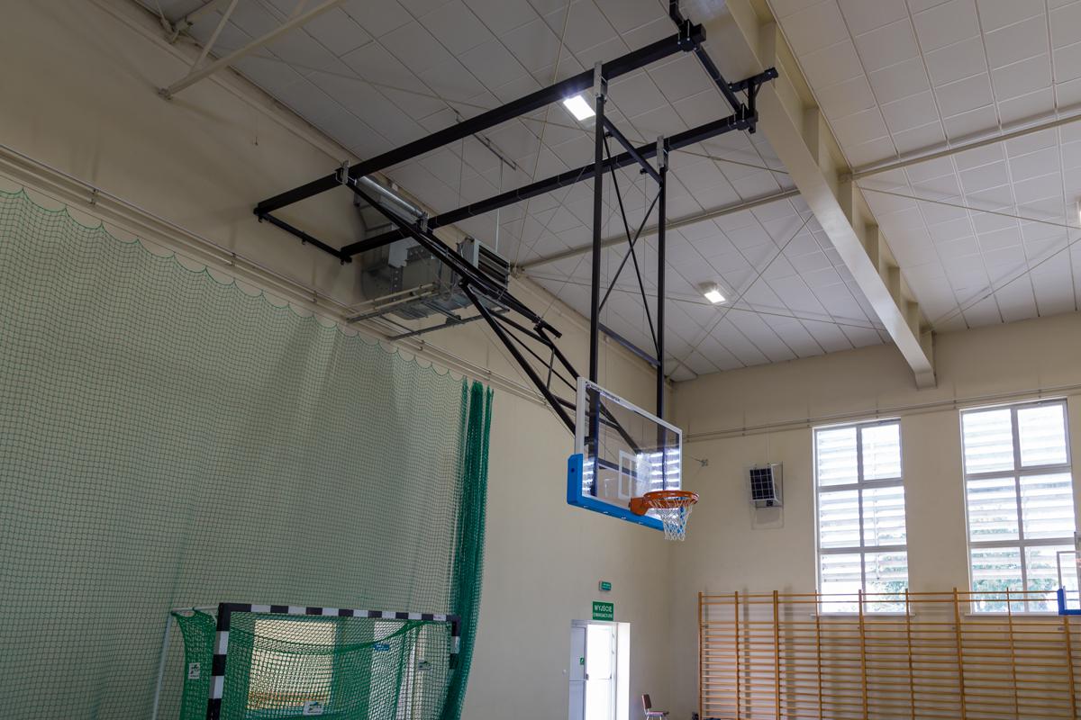 CEILING-MOUNTED BACKSTOP WITH DRIVE MECHANISM