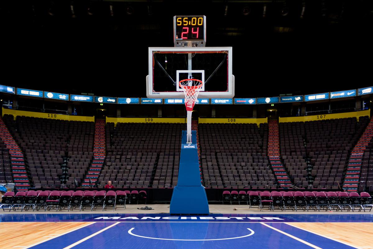 SPALDING PORTABLE BACKSTOP - PROFESSIONAL BASKETBALL BACKSTOP