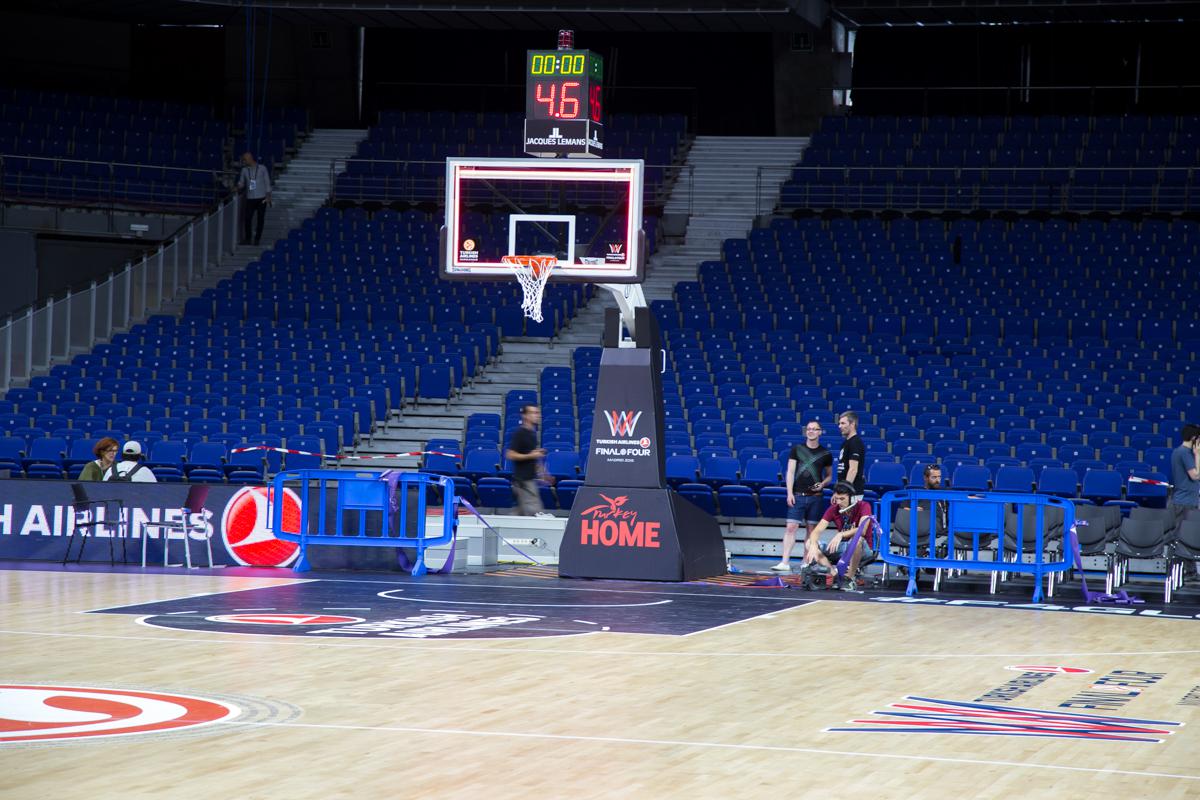 SPALDING PORTABLE BACKSTOP - PROFESSIONAL BASKETBALL BACKSTOP